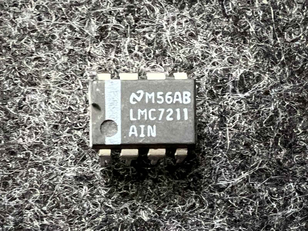 LMC7211 Tiny CMOS Comparator 8-pin IC DIP, National Semiconductor - W22050