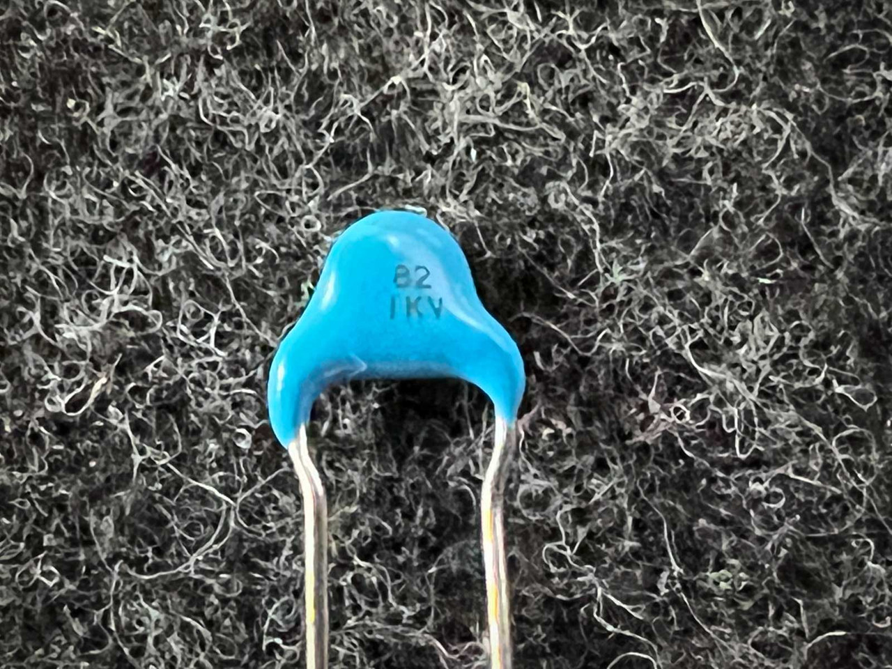 82pF, 1kV High Voltage Ceramic Disc Capacitor, Unbranded - W22053