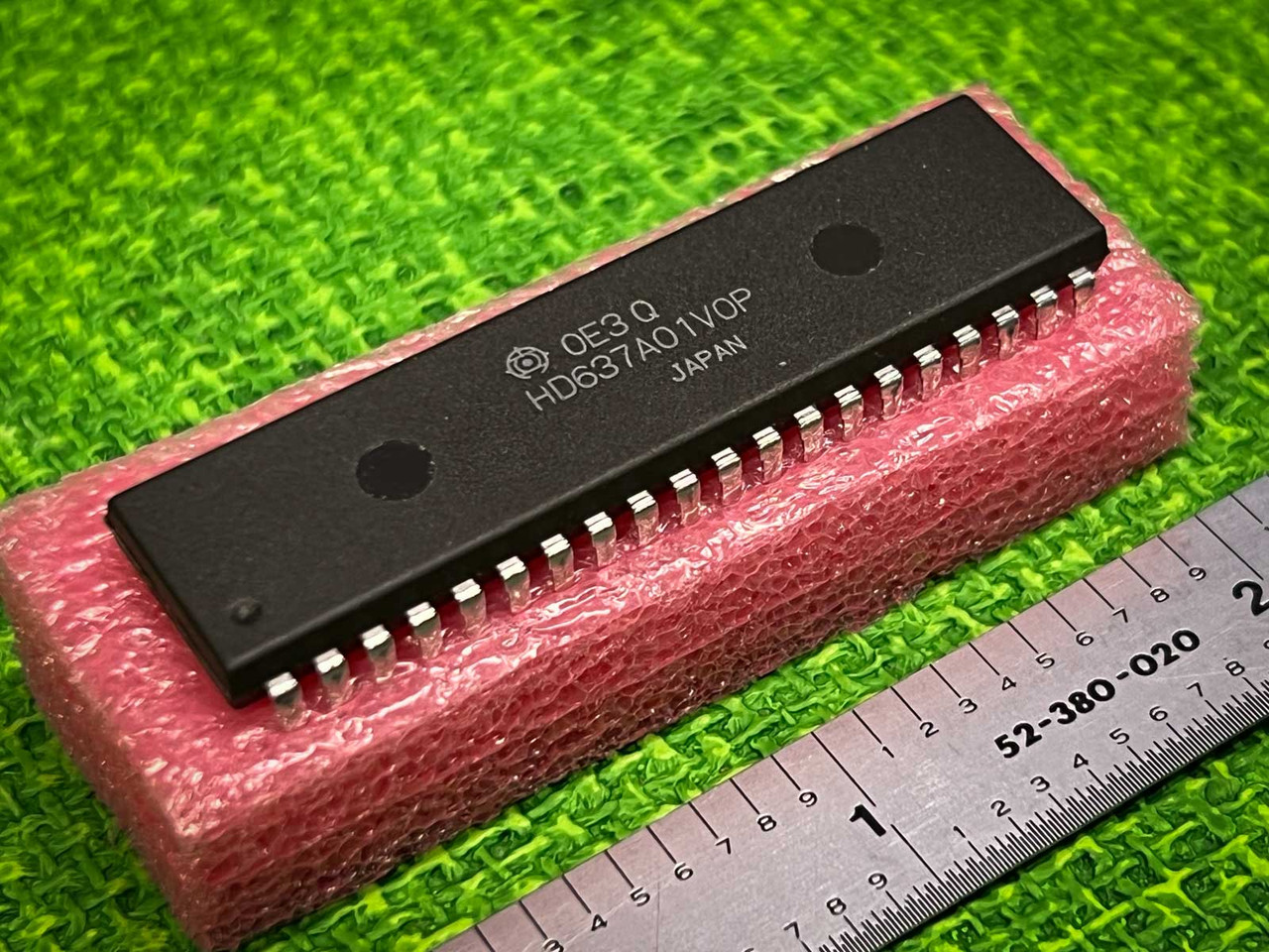 Hitachi, HD637A01V0P, 8-Bit CMOS Microcontroller DIP-40 - W22085 ...