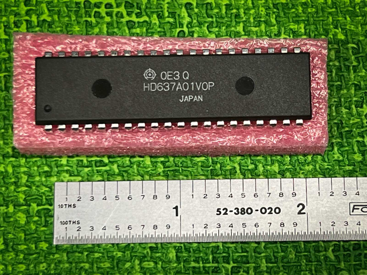 Hitachi, HD637A01V0P, 8-Bit CMOS Microcontroller DIP-40 - W22085