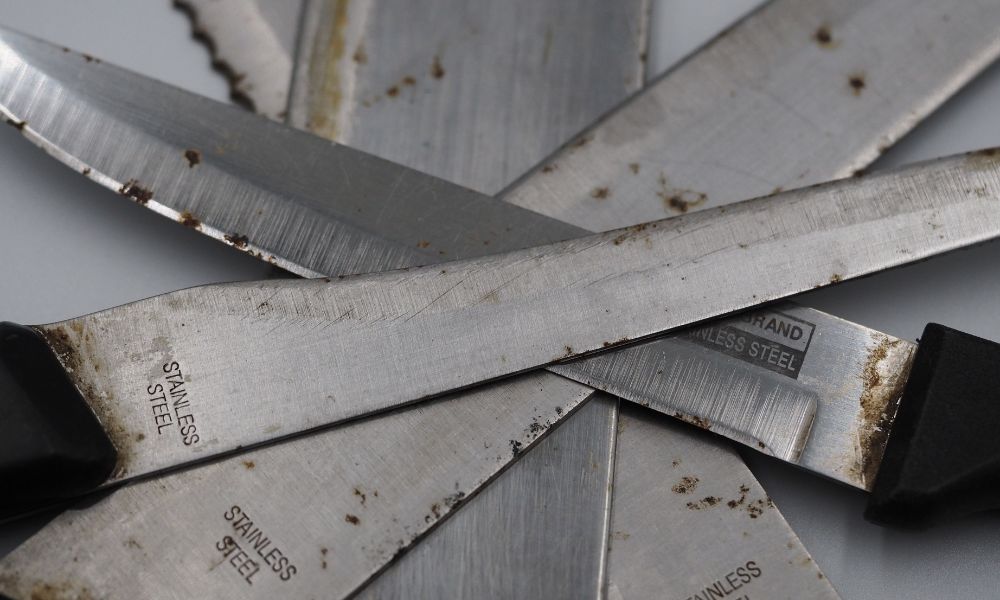 Things You Should Never Do With Your Knife - The Knife Connection