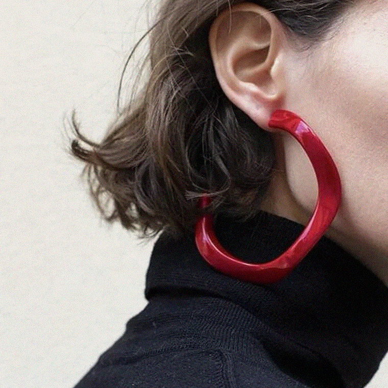 Acrylic White Wavy Hoop Earrings - kellinsilver.com