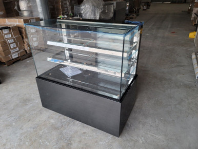 Versatile Bakery Dessert Display: Multilevel Refrigerated Showcase