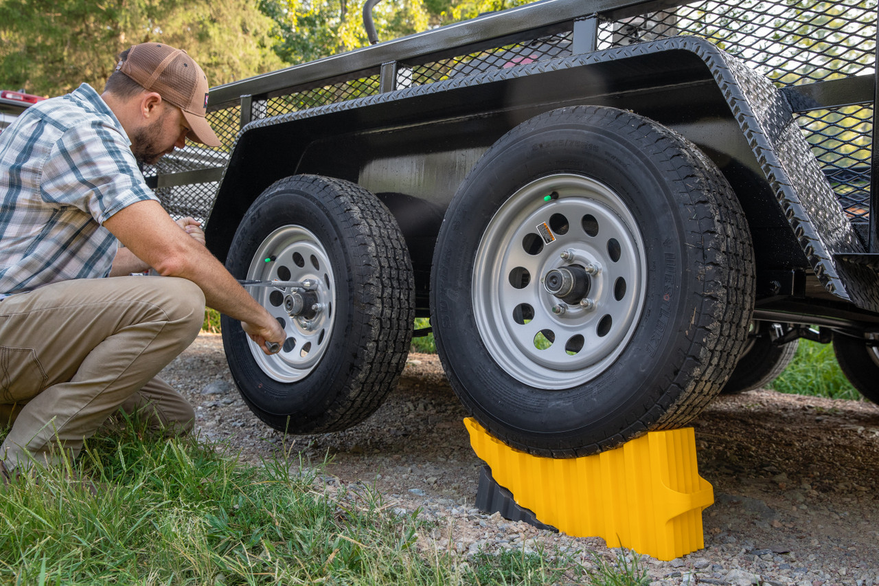 Camco Curved Trailer-Aid with Chock and Pad — Heavy-Duty Honeycomb ...
