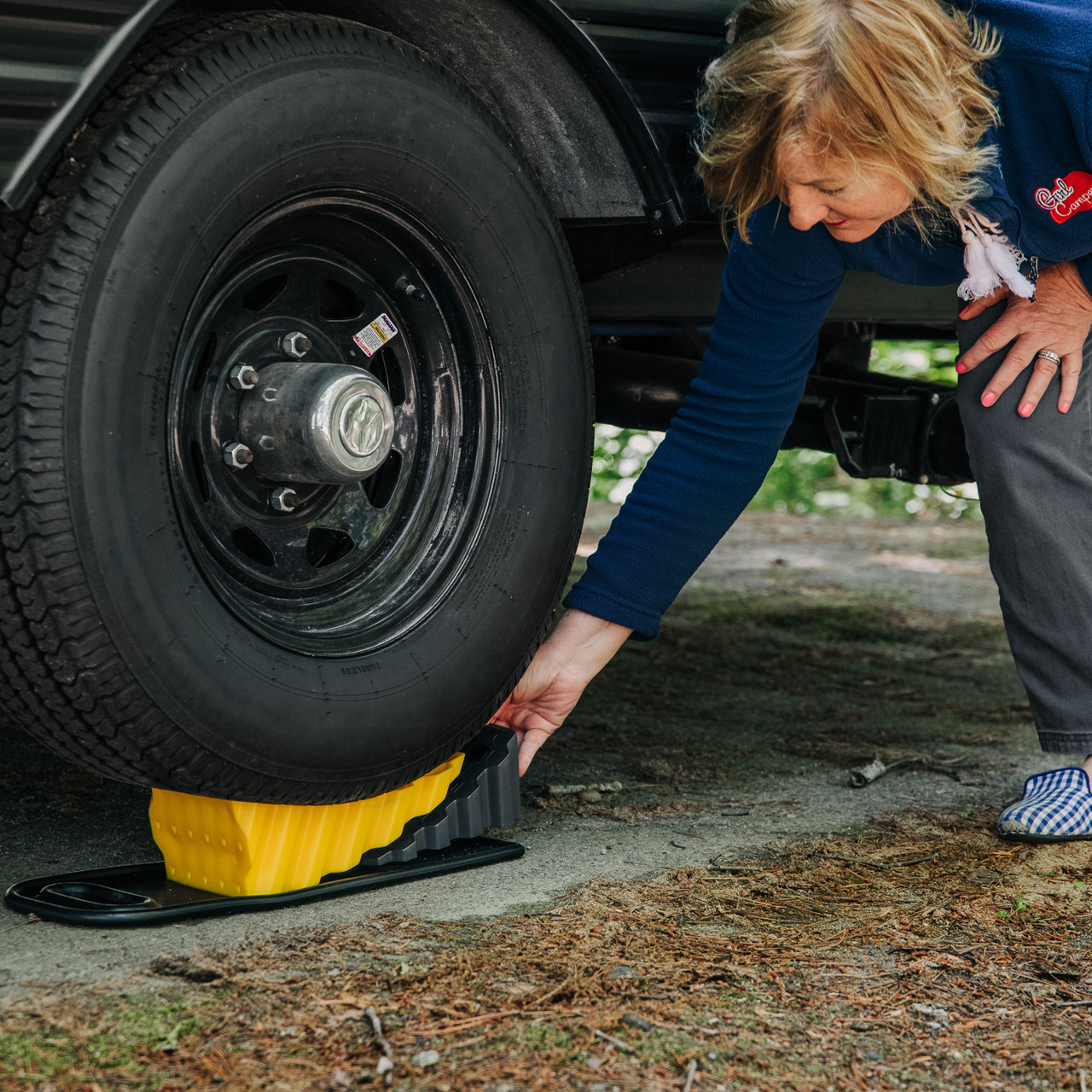 Camco Curved Camper/RV Leveler & RV Wheel Chock — Heavy-Duty Honeycomb ...