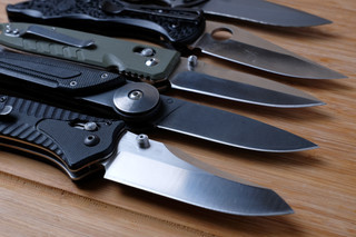 Flipper Knives vs. Thumb Stud Knives: Which Is Better? - EKnives LLC