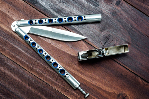 Balisong Beginners: 4 Easy Tricks to Do with a Custom Butterfly Knife ...