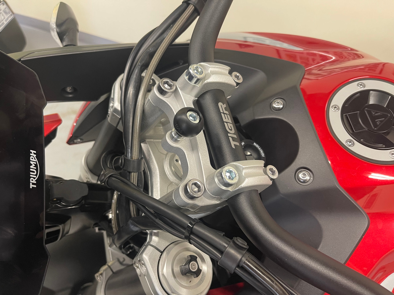 Triumph Tiger 900 (2021+) HeliBars Tour Performance handlebar riser