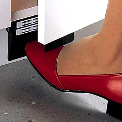 Richelieu Automatic Cabinet Door Opener 369230