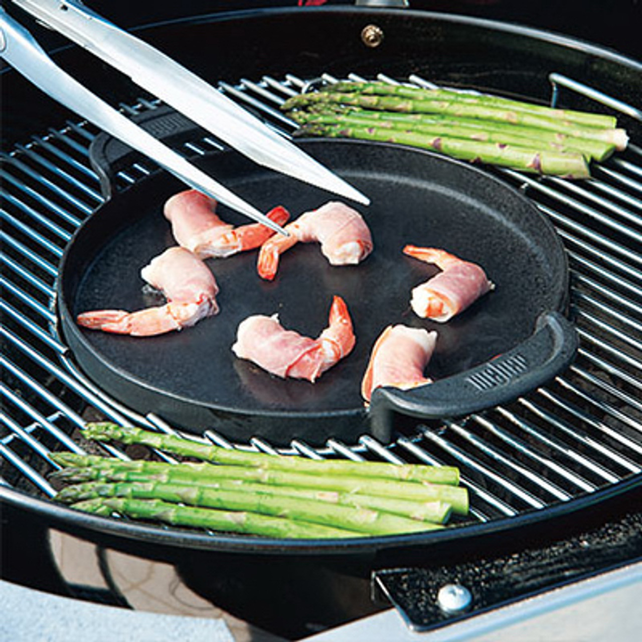 How to Use Cast Iron Skillet on Weber Grill: Ultimate Guide - KitchenAbly