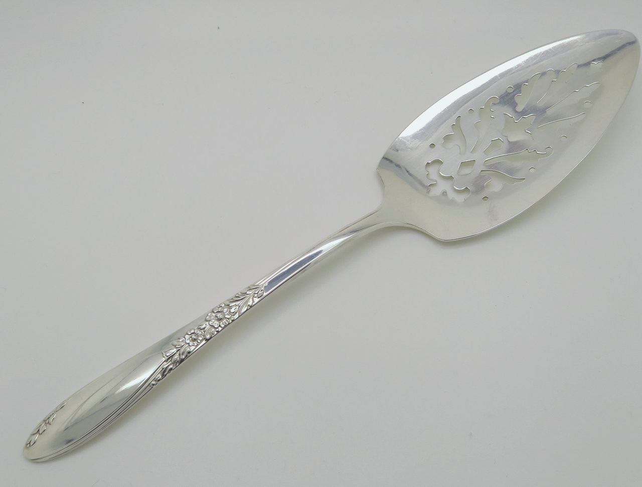 Country Lane by Wm A. Rogers Oneida Pie Server 9 1/2"
