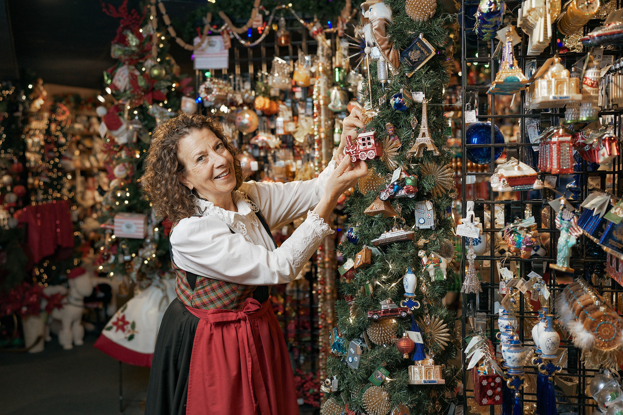 Kris Kringl - Where It's Christmas All Year Long!