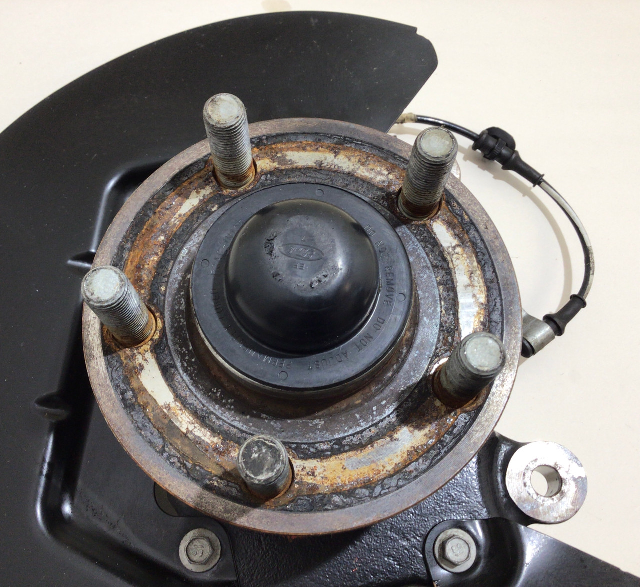 2015-2020 Ford Mustang GT S550 Driver Front Knee Spindle Hub w/ Control ...