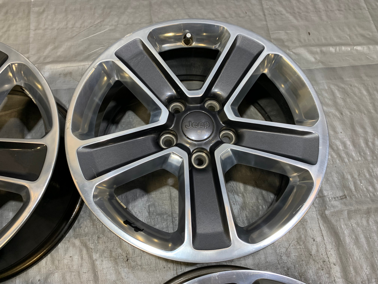 2018-2020 Jeep Wrangler JL Sahara OEM 18x7.5" 5 Spoke Wheels Rims / Set ...
