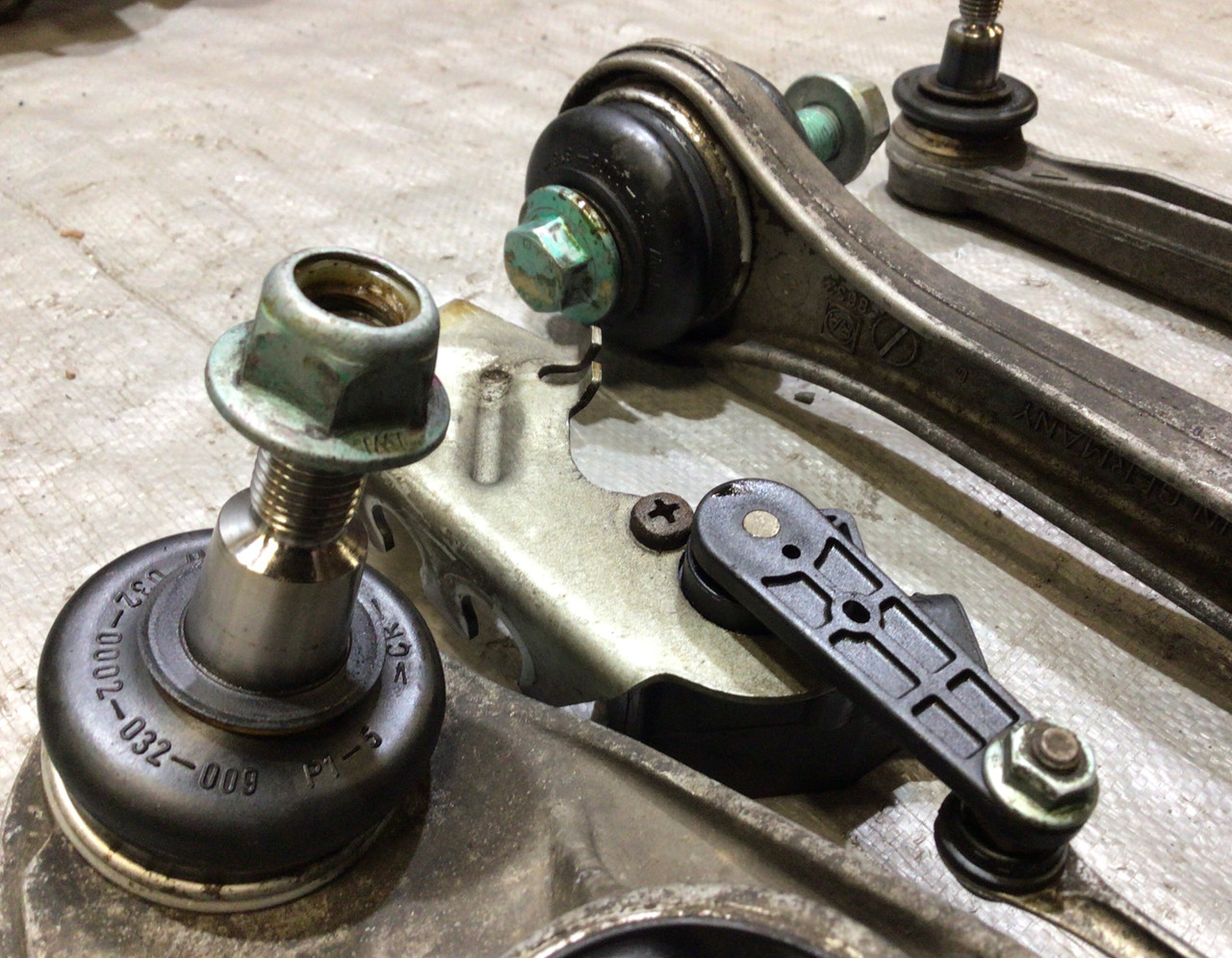 1999-2004 Porsche 996 911 Driver Rear Spindle Hub w/ Control Arms ...