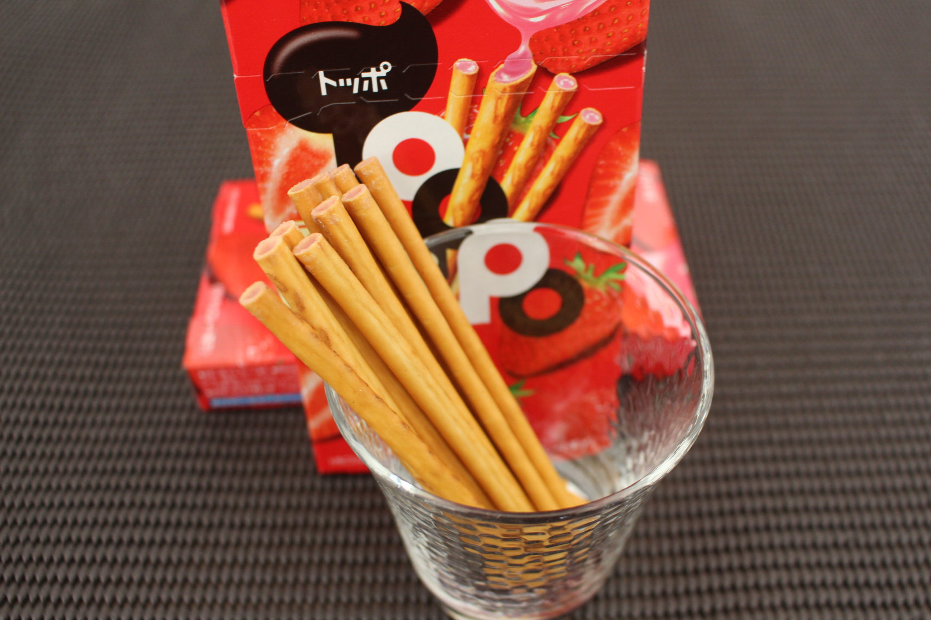 Lotte Toppo Strawberry Chocolate - Japanese Snack Park