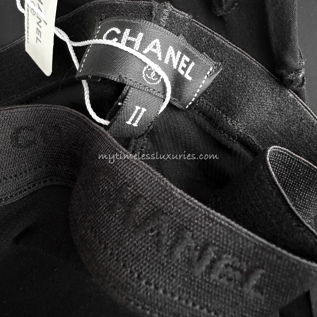 CHANEL Runway CC Tights M *New - Timeless Luxuries