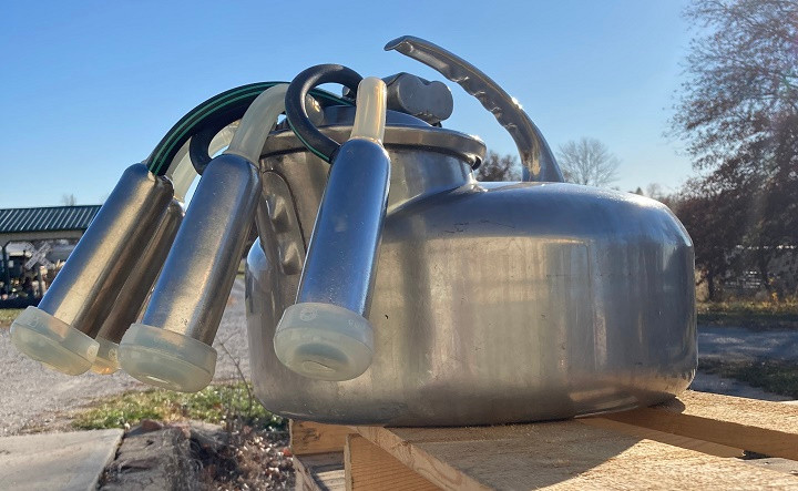 Reconditioned Surge Bucket Milker with standard bore clear silicone ...