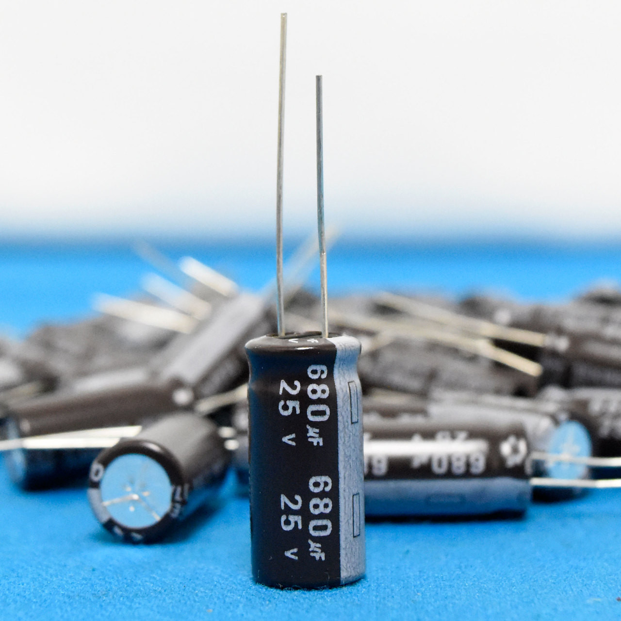 {50 pcs} 680uf 25V SE025M0680KT3 Radial Lead Electrolytic Capacitors ...