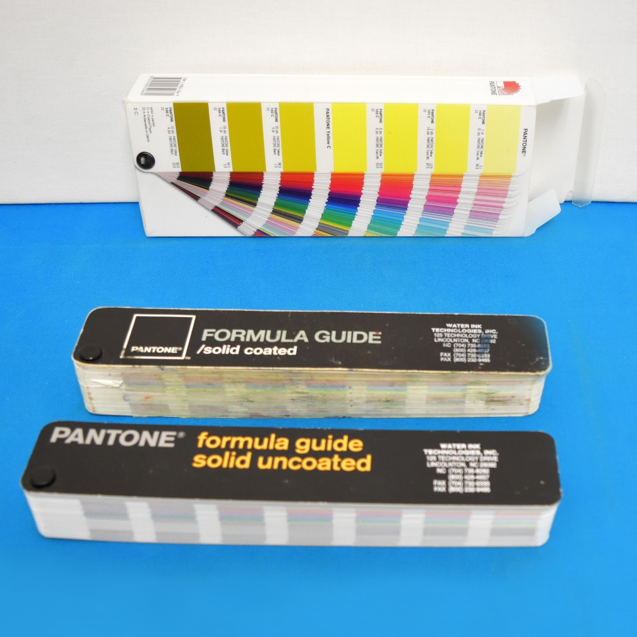 Pantone Formula Guide solid Coated & Solid Uncoated (2x) Reference ...