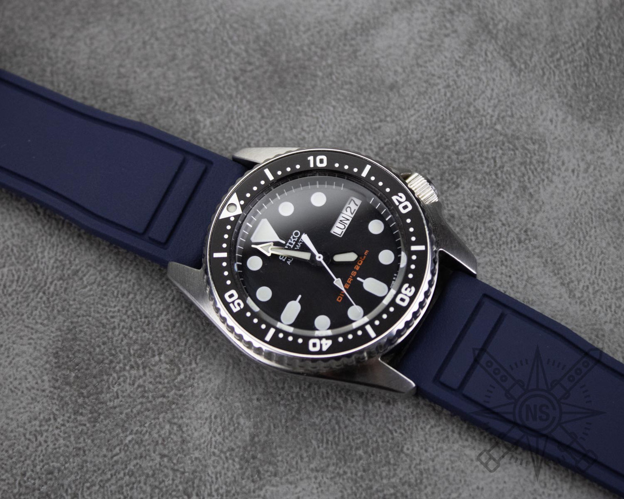 Navy Rubber Pilot Watch Strap – Bold & Durable Design