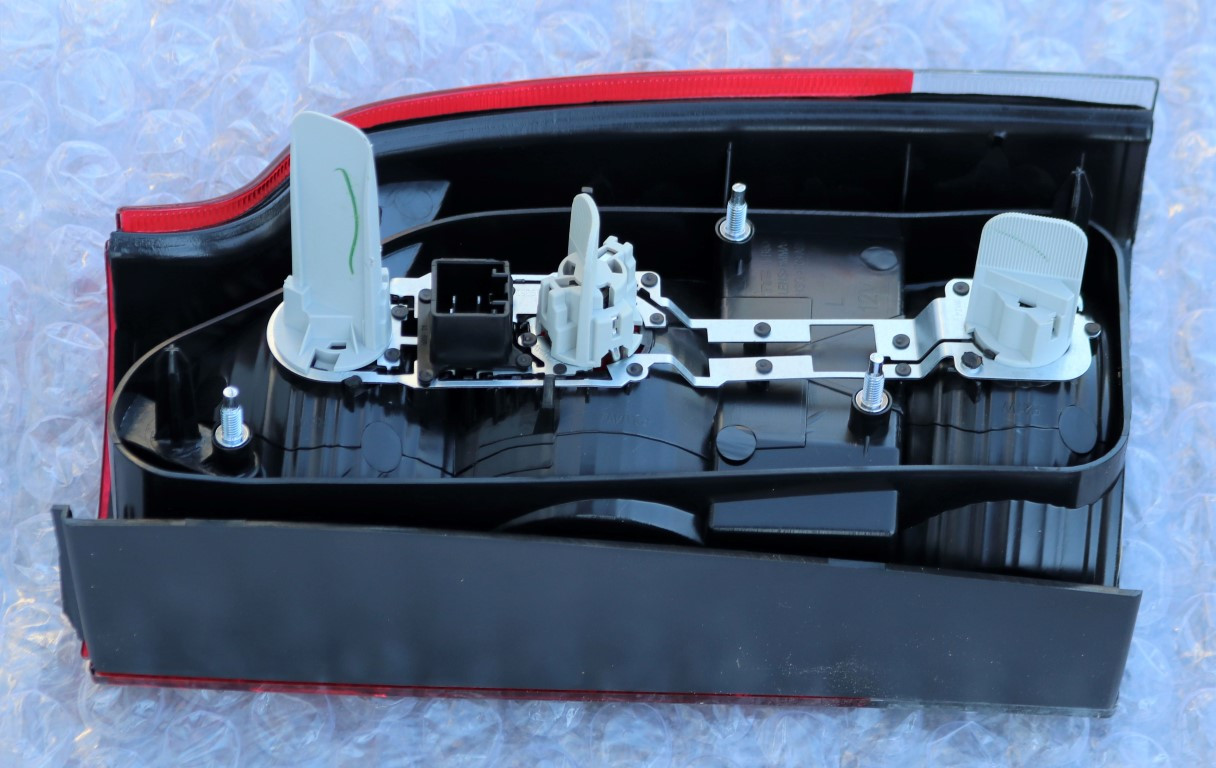 Volvo V70 Lower Tail Light Assembly (Driver Side) | 2001-2004