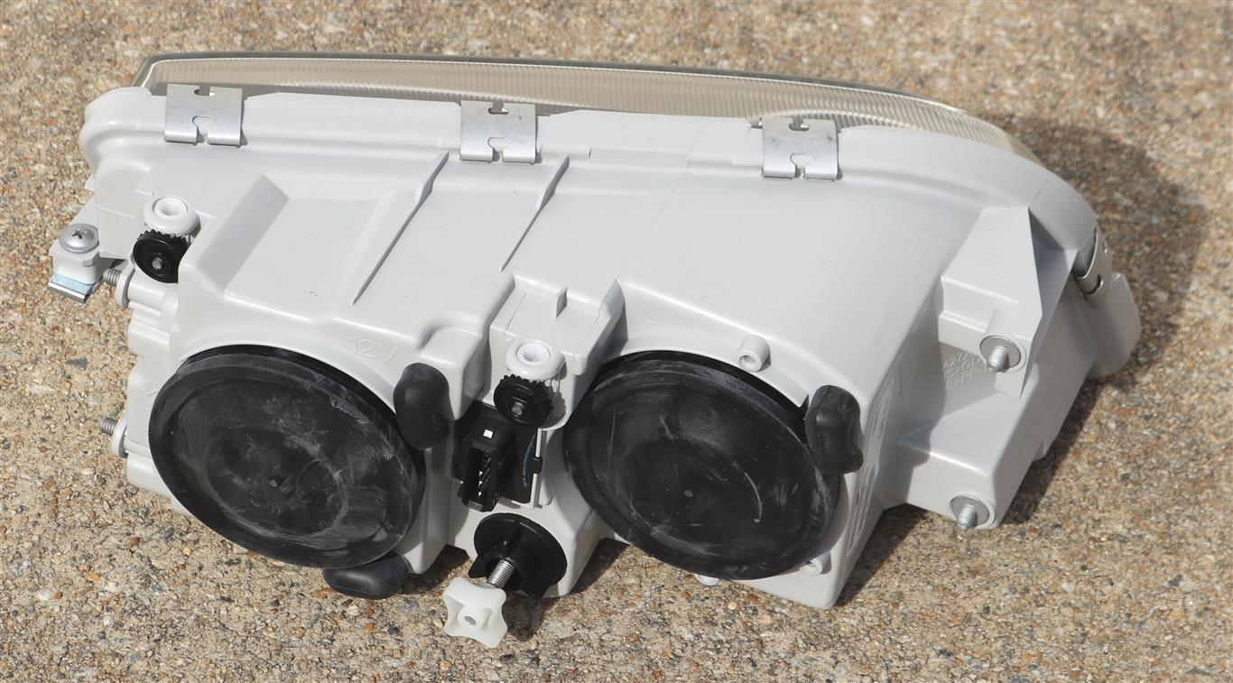 Volvo V40 Driver Side Headlight Assembly (BLACK) | 2003 - 2004