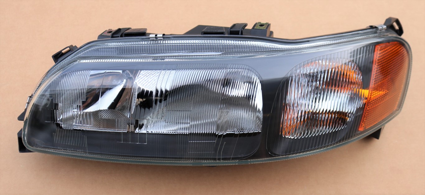 Volvo XC70 Driver Side Headlight Assembly | 2001 2002 2003 2004