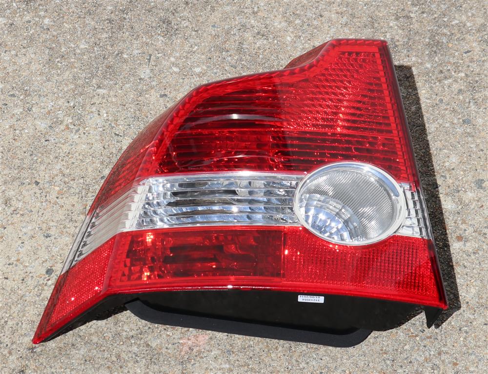 Volvo S40 Left Tail Light (2.4i/T5) | 2004 2005 2005 2007