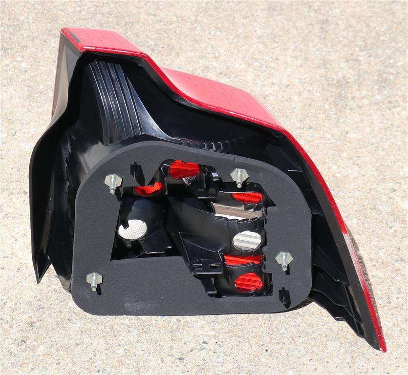 Volvo S40 Left Tail Light (2.4i/T5) | 2004 2005 2005 2007