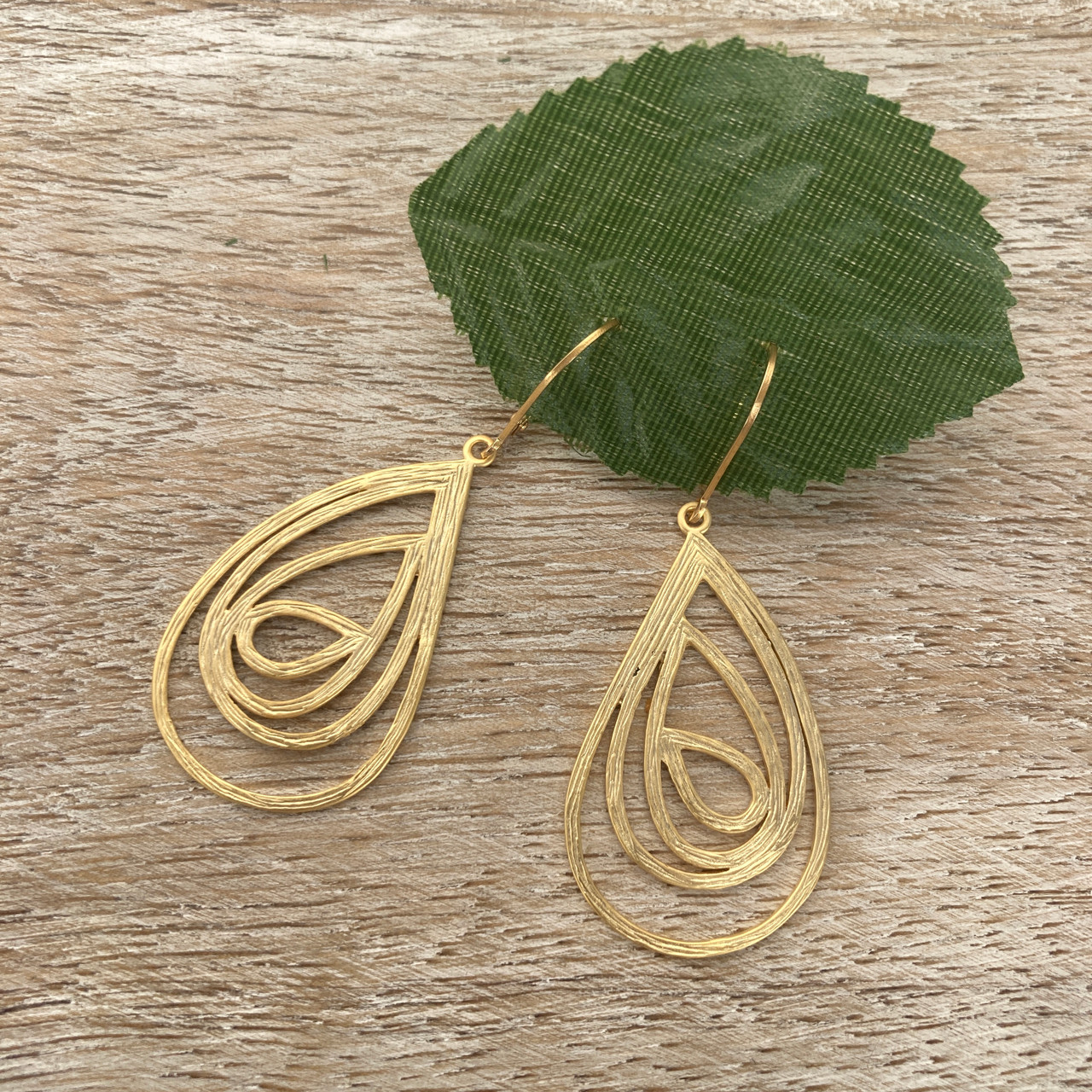 Swirls Teardrop - Gold - iDazz Custom Designs