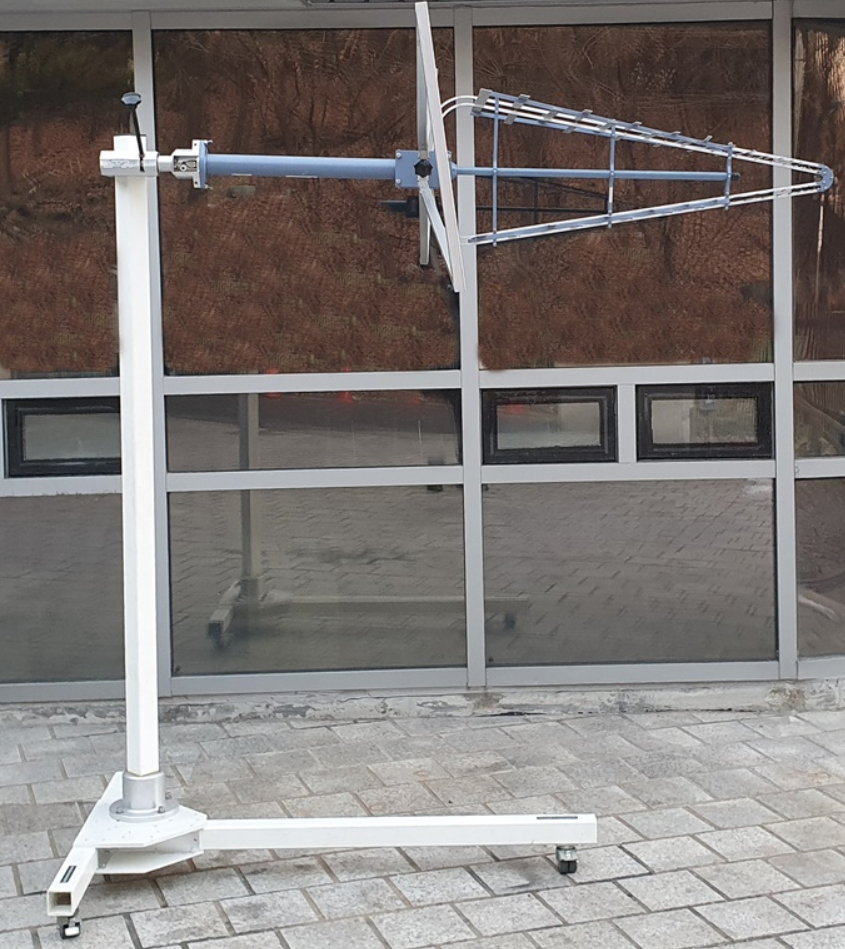 R&S HL 562 Double Stacked Log Periodic Antenna