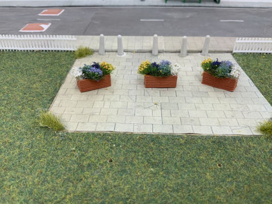 1:76 flower planters with flowers - 3pk (straight) - ShedringHobbies