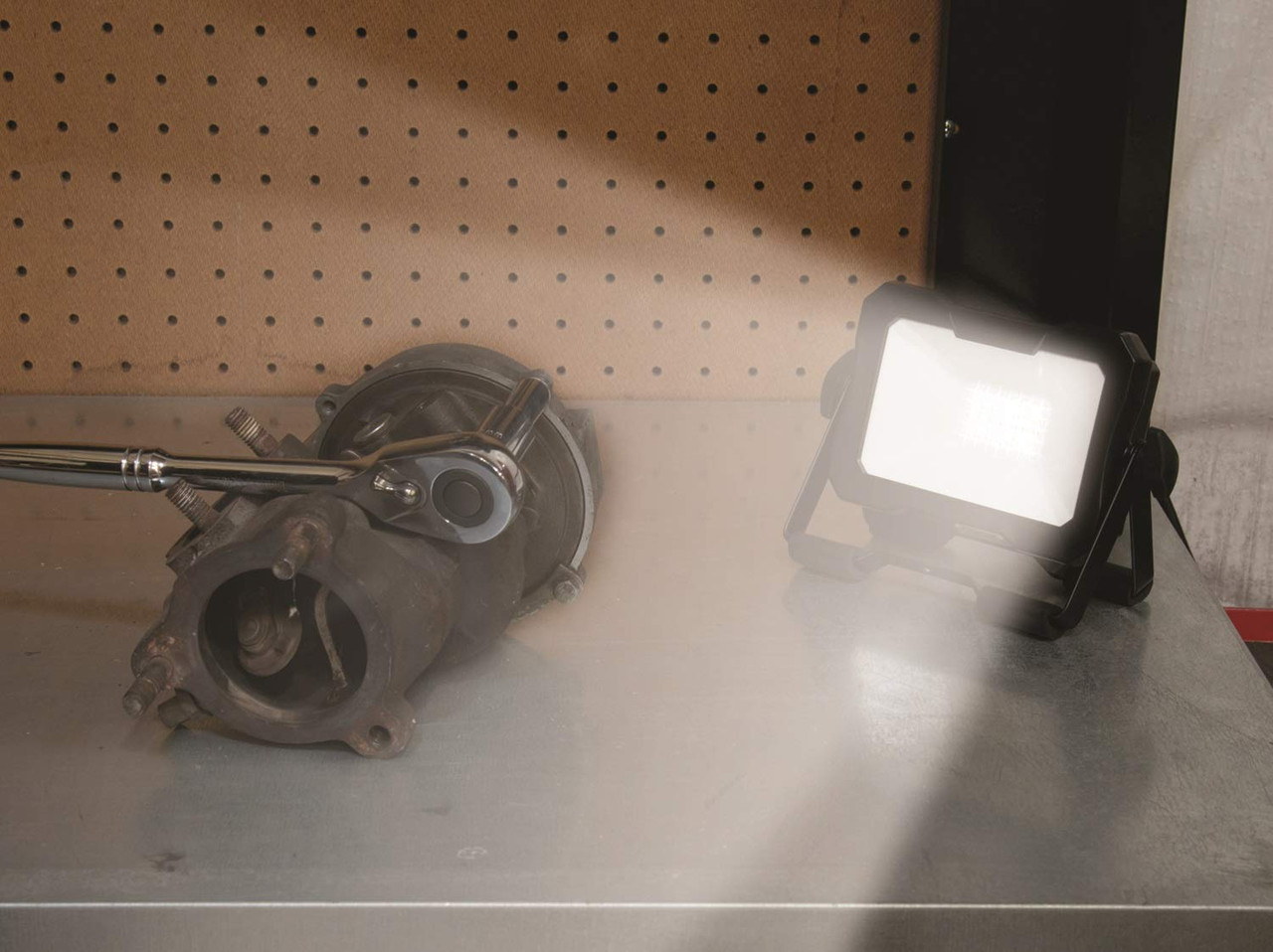 Titan Tools 1500 Lumen LED Work Light (36013) | JB Tools