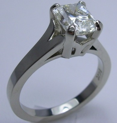 Graduated Floating Design Signature Engagement Ring - CDG0176 - Gale ...