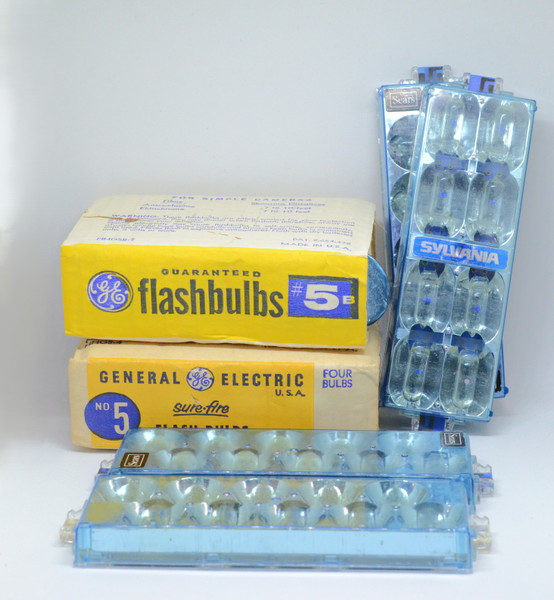 Pre-Owned - Sylvania Blue Dot and General Electric Flashbulb