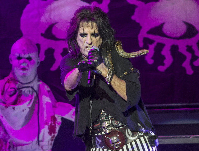 ALICE COOPER LIST THE 3 BANDS EVERY NEW BAND SHOULD LISTEN TO - Rocker Rags