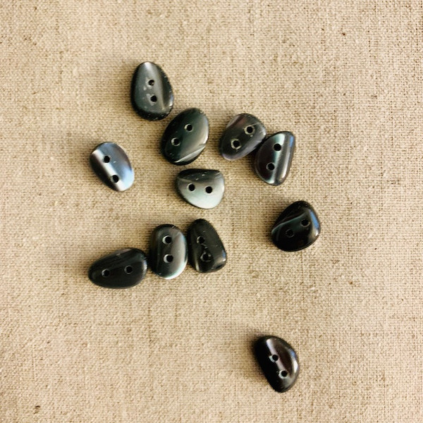 Smoke Shell Shell Pebble Button - 10-15 mm (3/8-9/16")