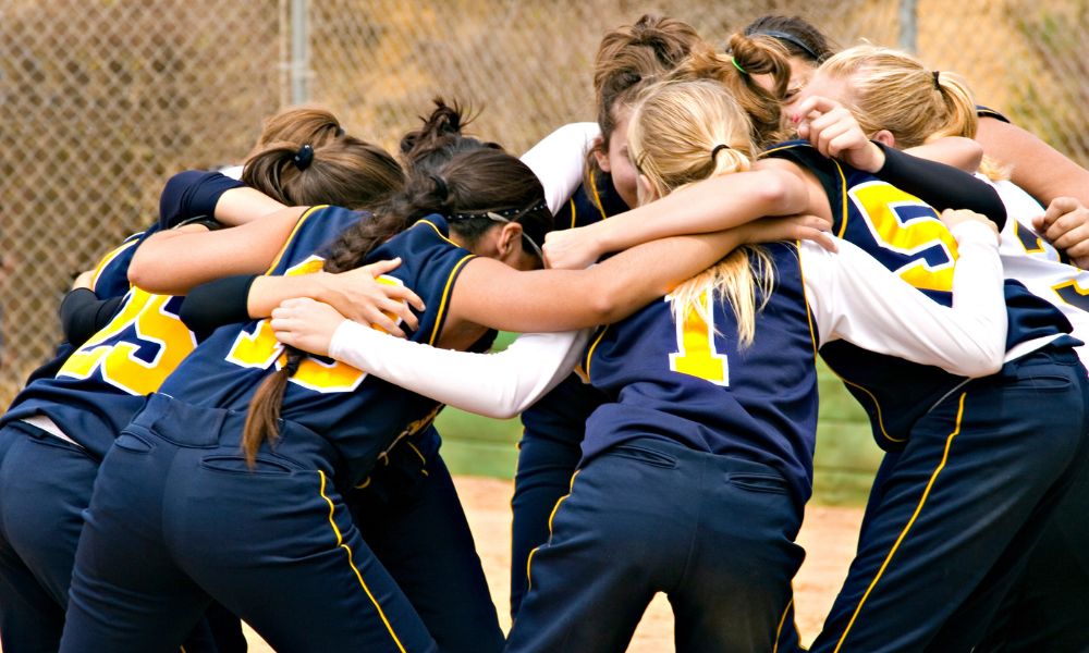 4 Tips for Promoting Team Building With Youth Sports - Stinky Lockers Ltd.