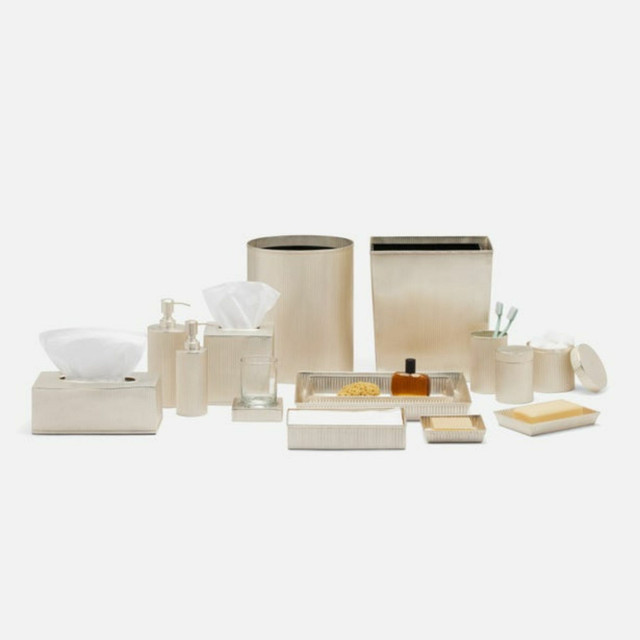 Elegant Bathroom Decor: Redon Matte Silver Bath Set