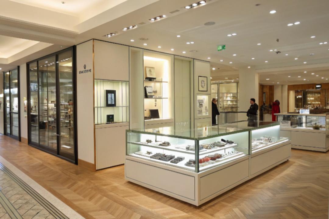 How Corner Display Cases Boost Retail Sales by 25% - Showcases Direct