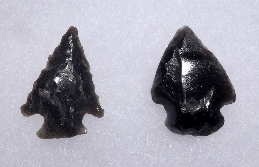 TWO TYPES OF AZTEC PRE-COLUMBIAN ARROWHEAD DARTS IN BLACK OBSIDIAN ...