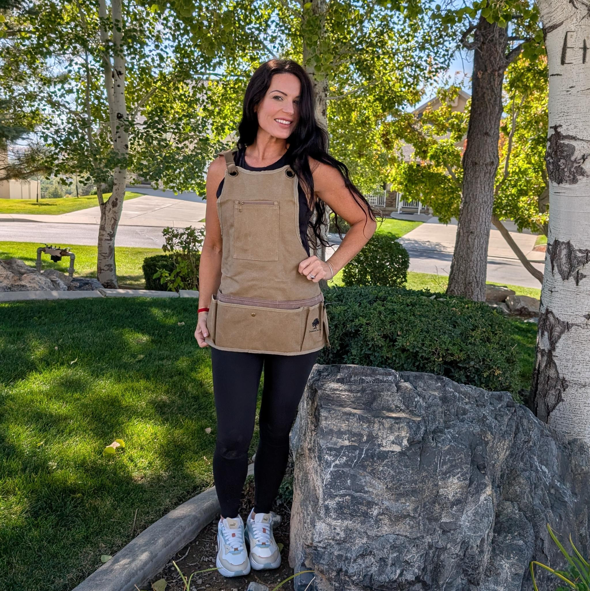 Kitchen Apron vs. Gardening Apron: What’s the Difference? - Garden Works