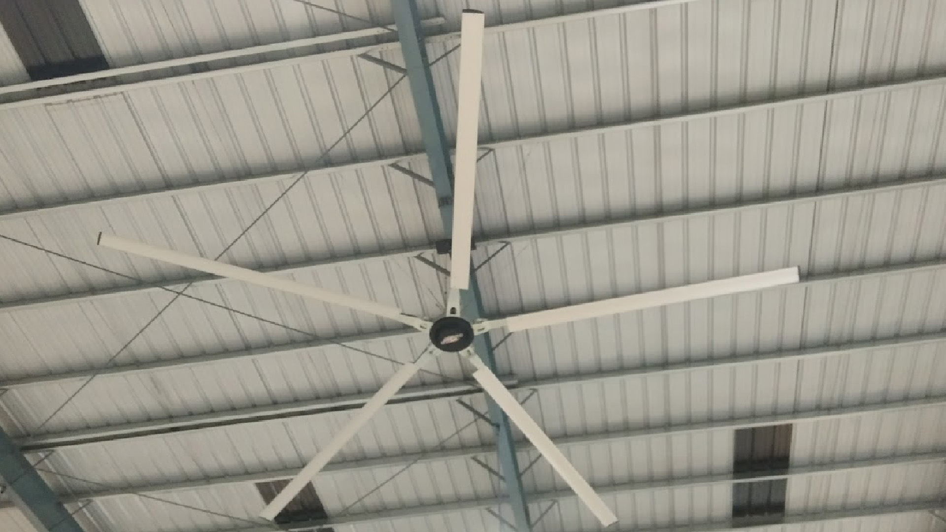 Positive Effects of HVLS Fans in Fluctuating Temperatures - Epoch HVLS Fans