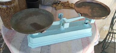 Vintage Two-Plate Scale in Perfect Working Condition