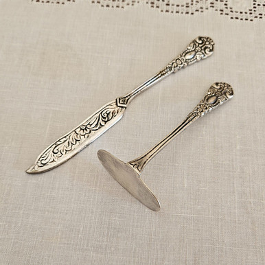 CARRY PLATE 90 Pair of Antique Silver Spreaders