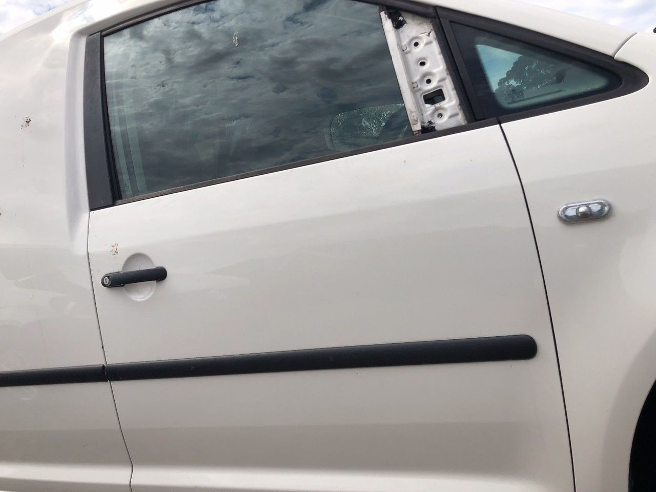 VOLKSWAGEN CADDY 2005-2008 USED RHF DOOR SHELL IN WHITE PAINT CODE 902 ...