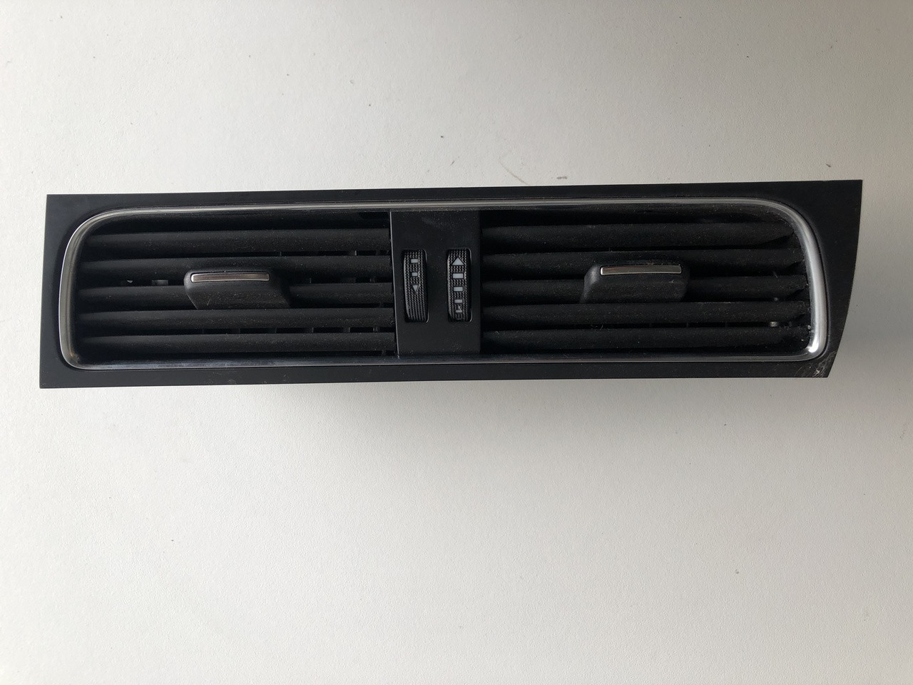 AUDI A5 CENTER AIR VENT USED 8T2 820 951 C - Parts 4 European Cars