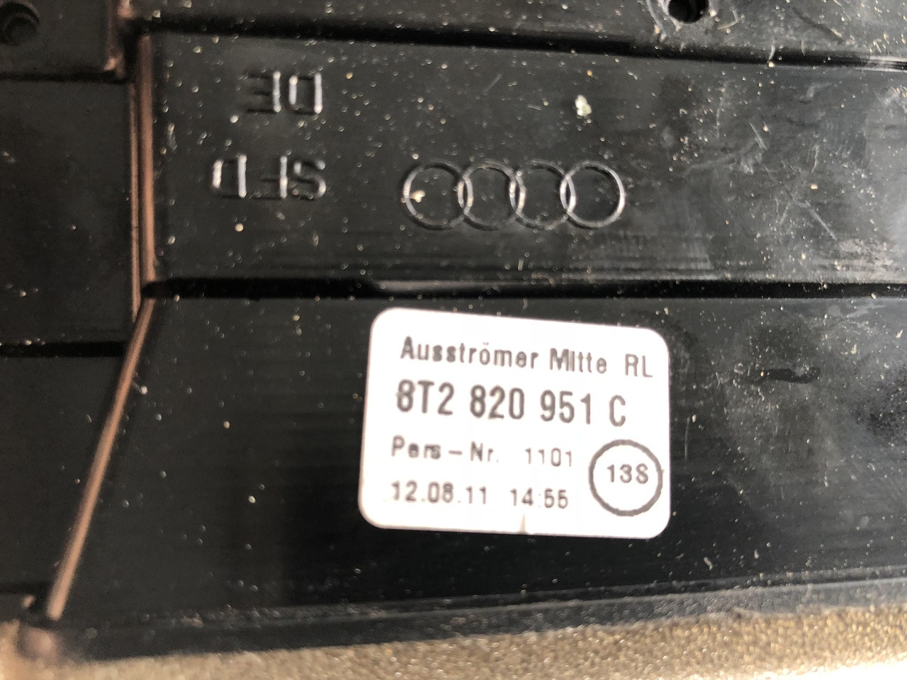 AUDI A5 CENTER AIR VENT USED 8T2 820 951 C - Parts 4 European Cars
