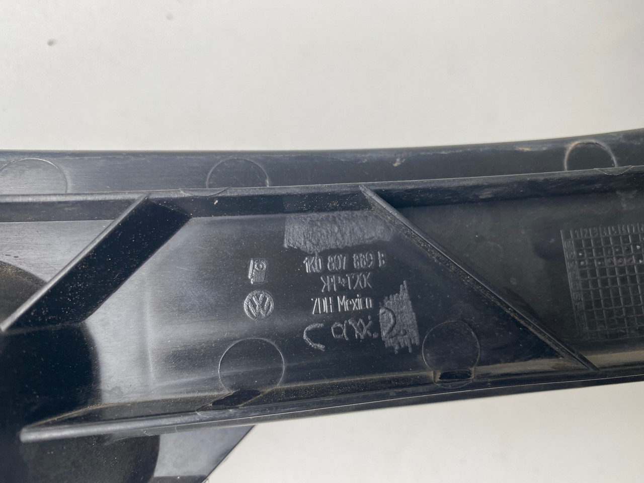 VW GOLF MK5 GT GTI GTD LH LOWER HEADLIGHT TRIM / BAR SUPPORT 1K0 807 ...